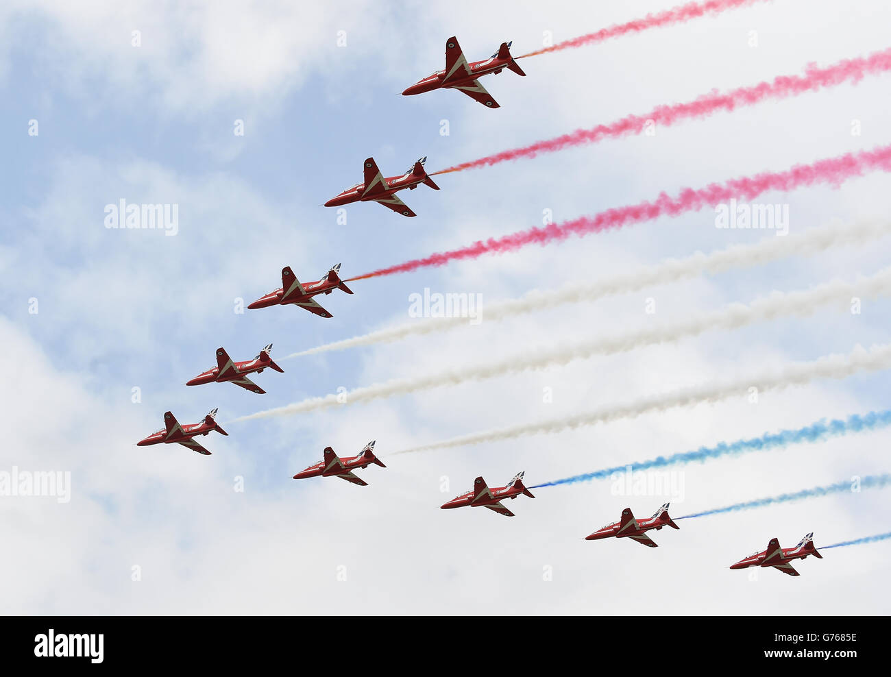 The red arrows perform royal international air tattoo raf fairford hi ...