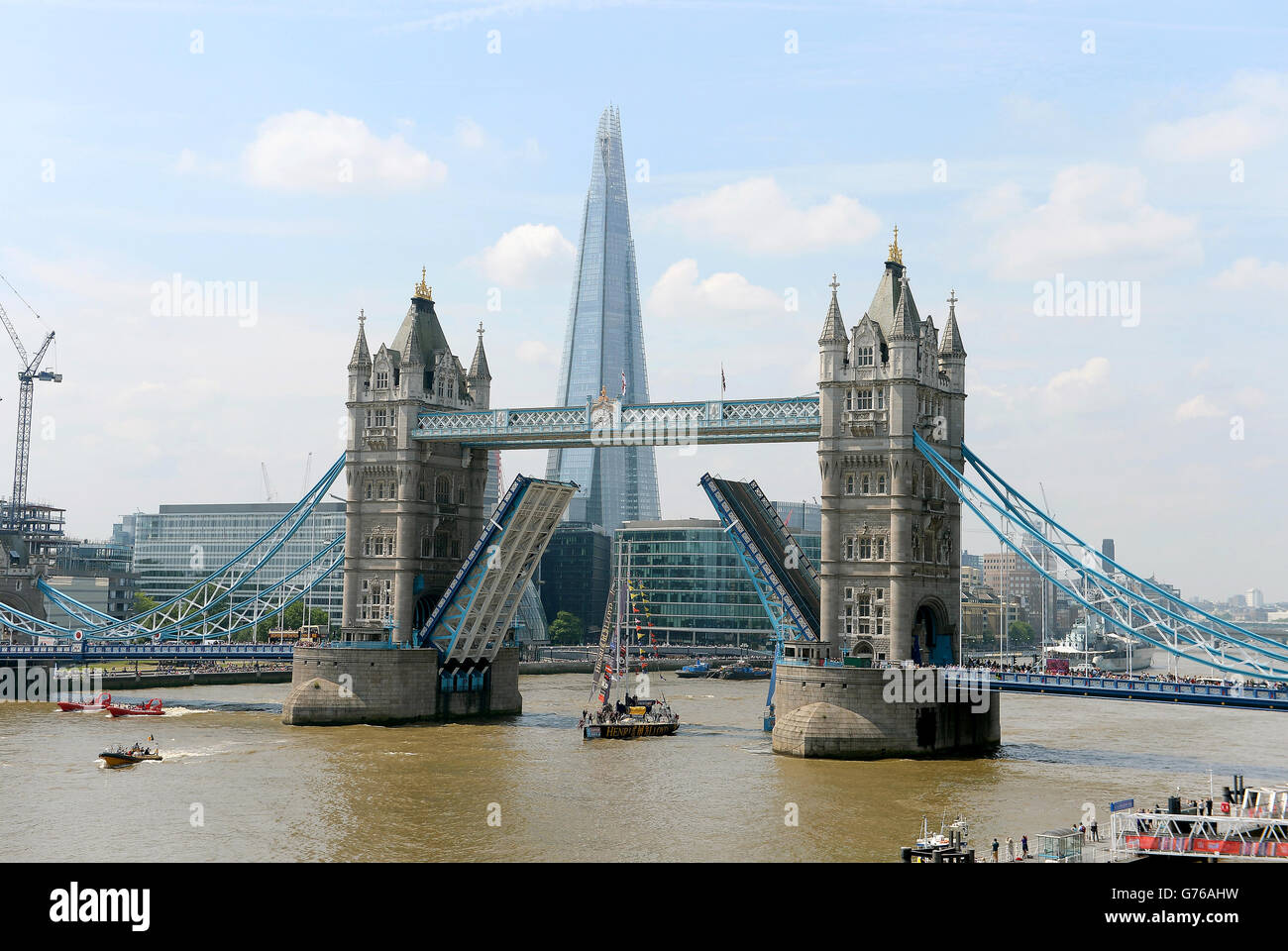 Overall winners Henri Lloyd pass through Tower Bridge Stock Photo - Alamy
