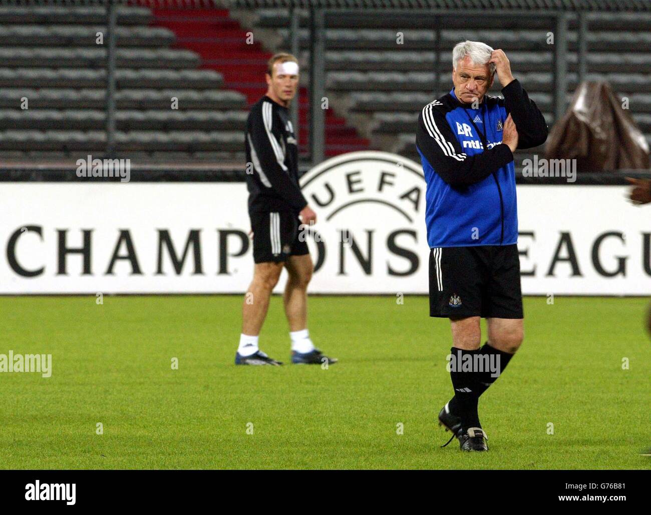 Football thoughtful tracksuit bobby robson alan shearer hi-res stock ...