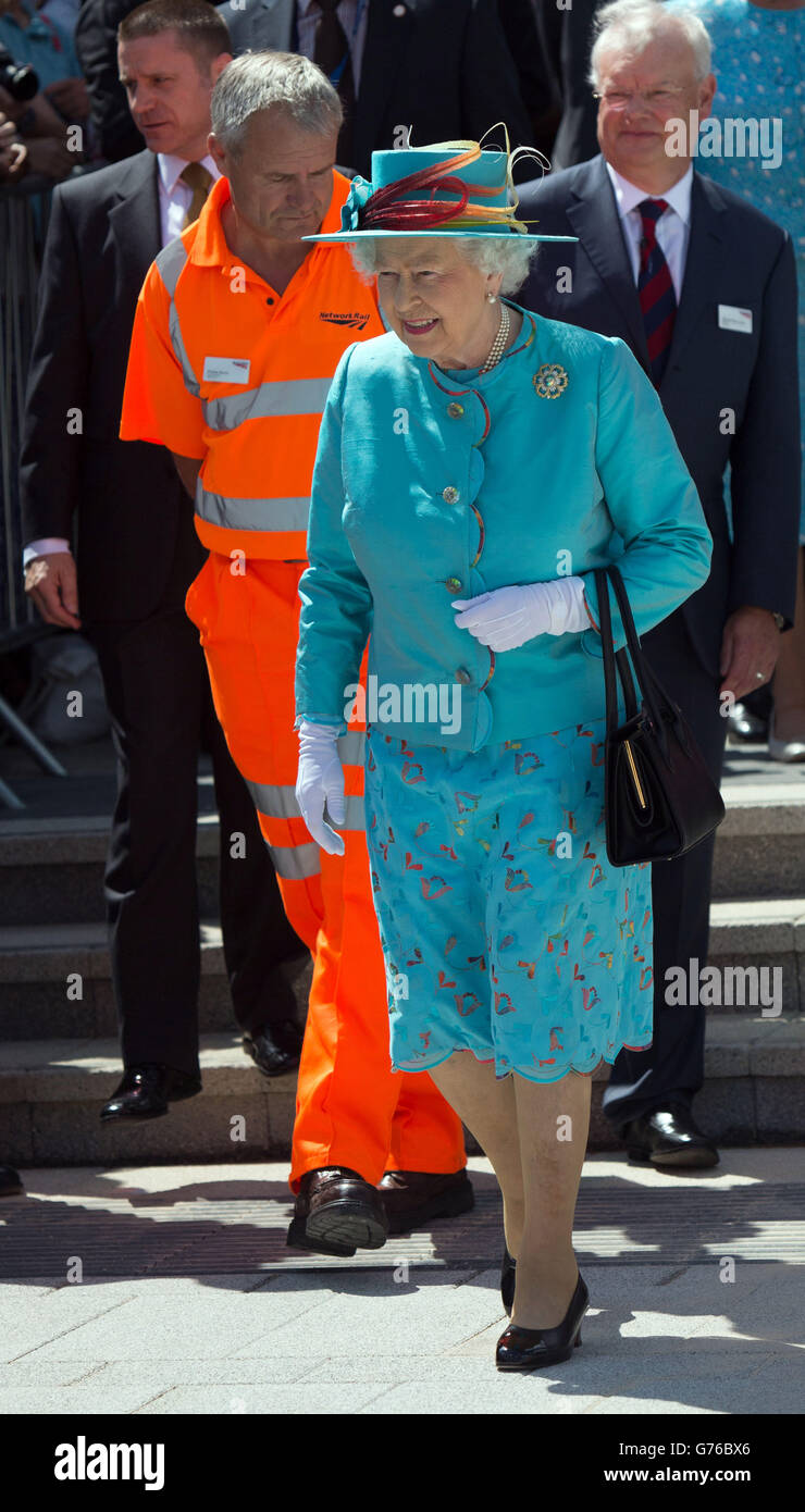 Queen Elizabeth II greets well-wishers as she officially opens Reading ...