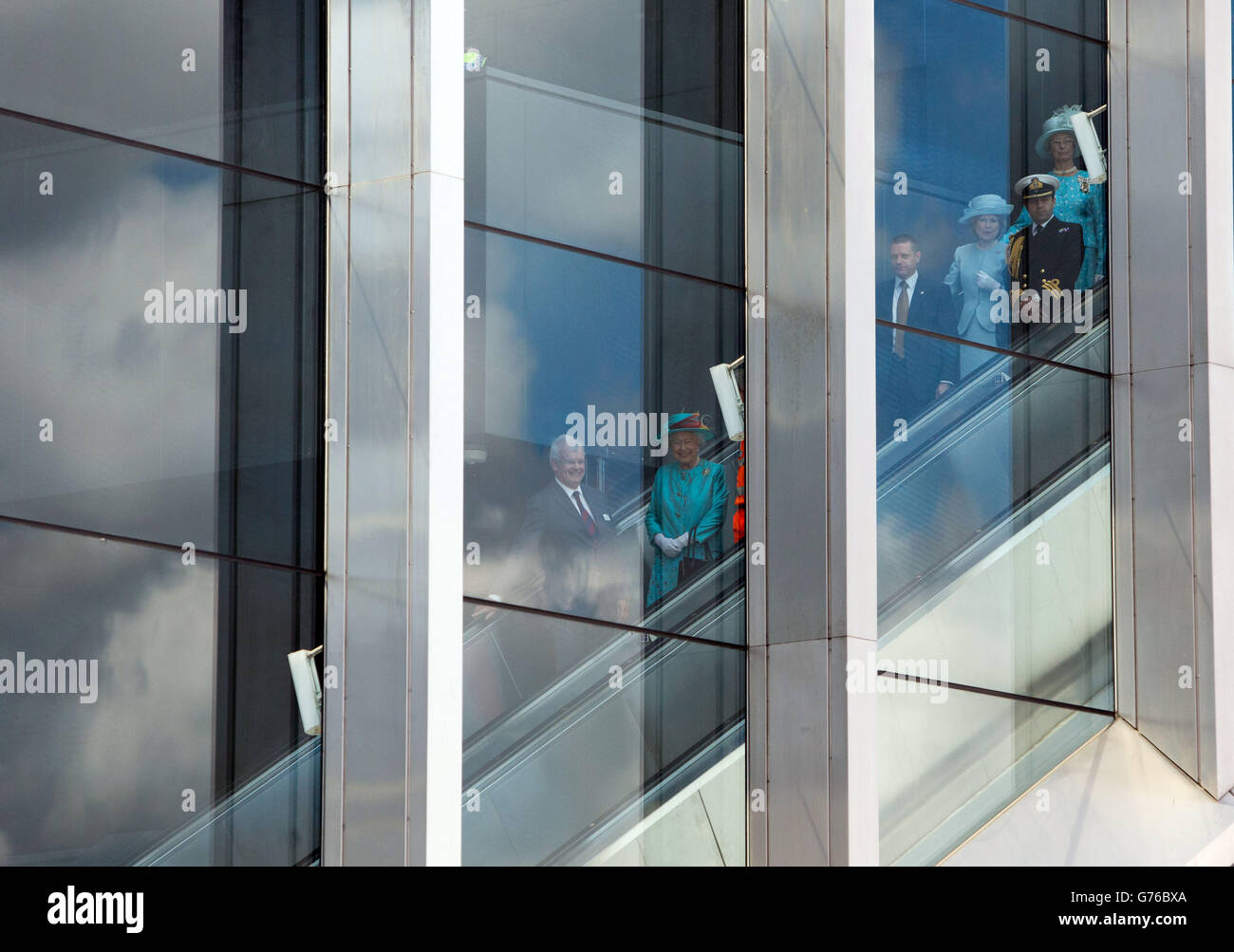Queen elizabeth ii officially opens reading railway station in ...