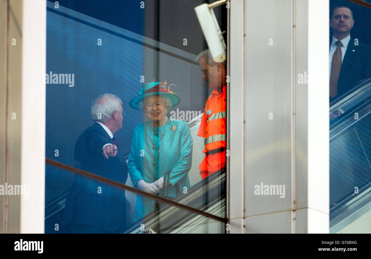 Queen elizabeth reading station hi-res stock photography and images - Alamy