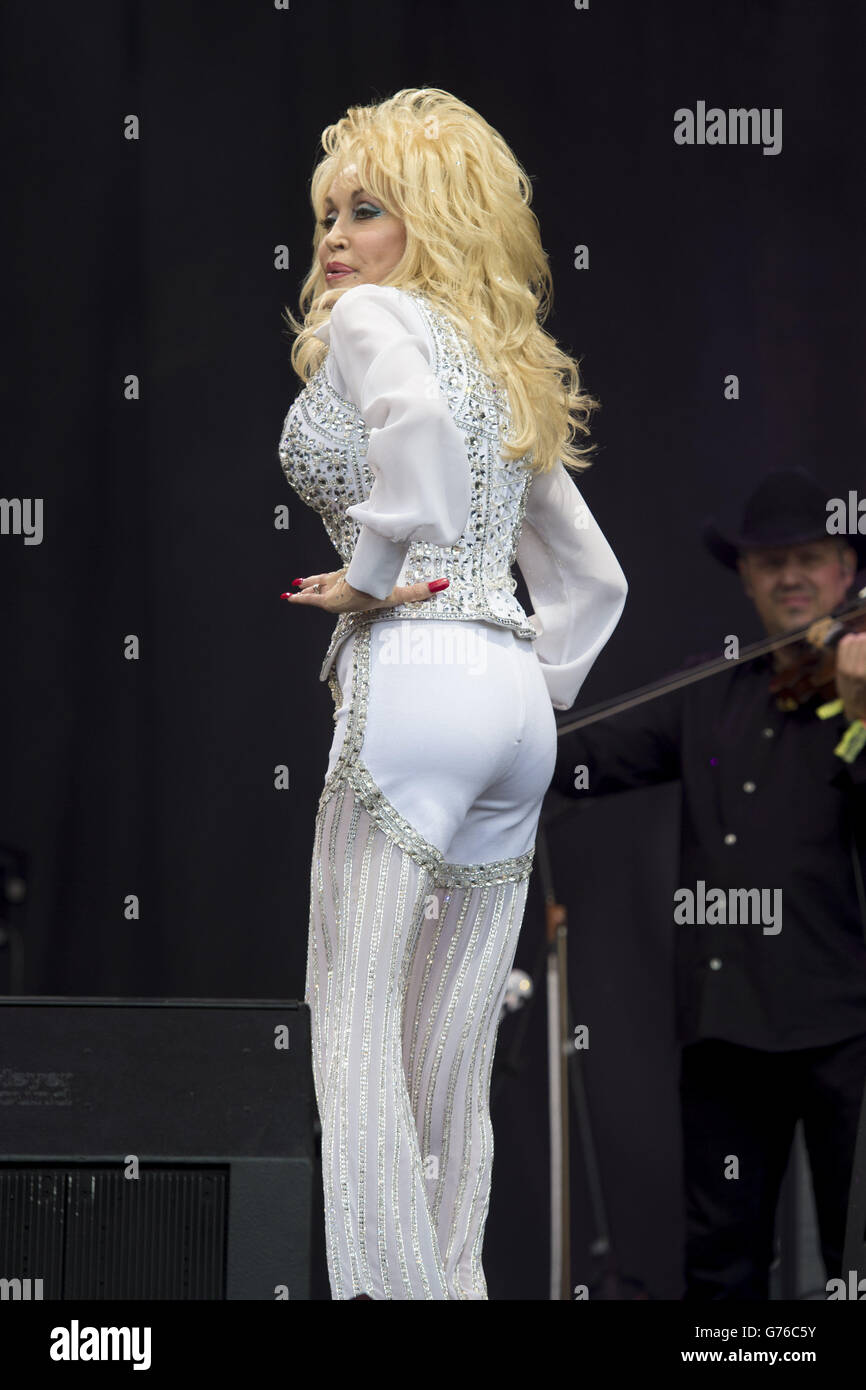 Dolly Parton performing at the Glastonbury Festival, at Worthy Farm in ...