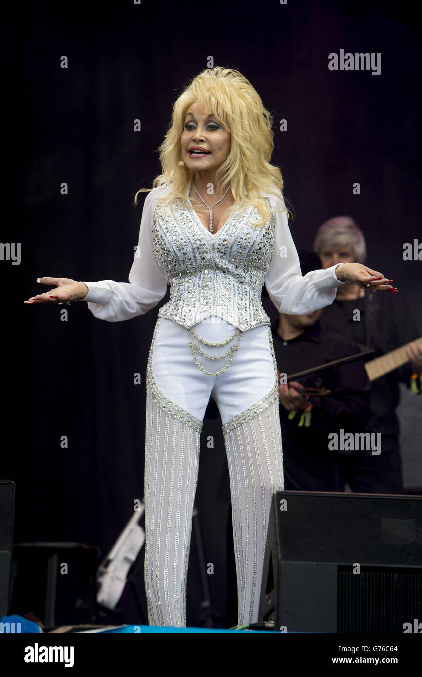 Dolly parton performing live hi-res stock photography and images - Alamy