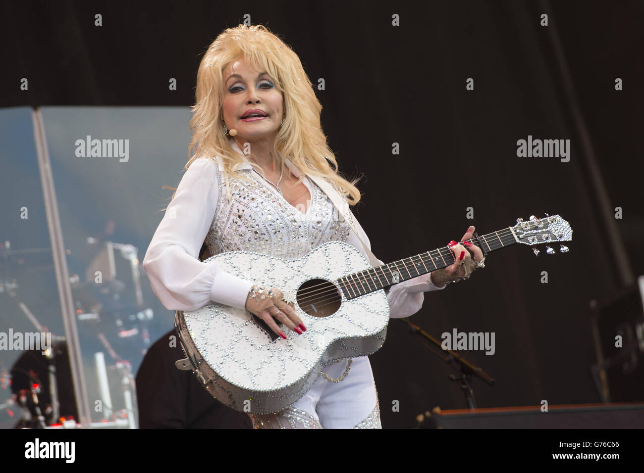 Dolly Parton performing at the Glastonbury Festival, at Worthy Farm in ...
