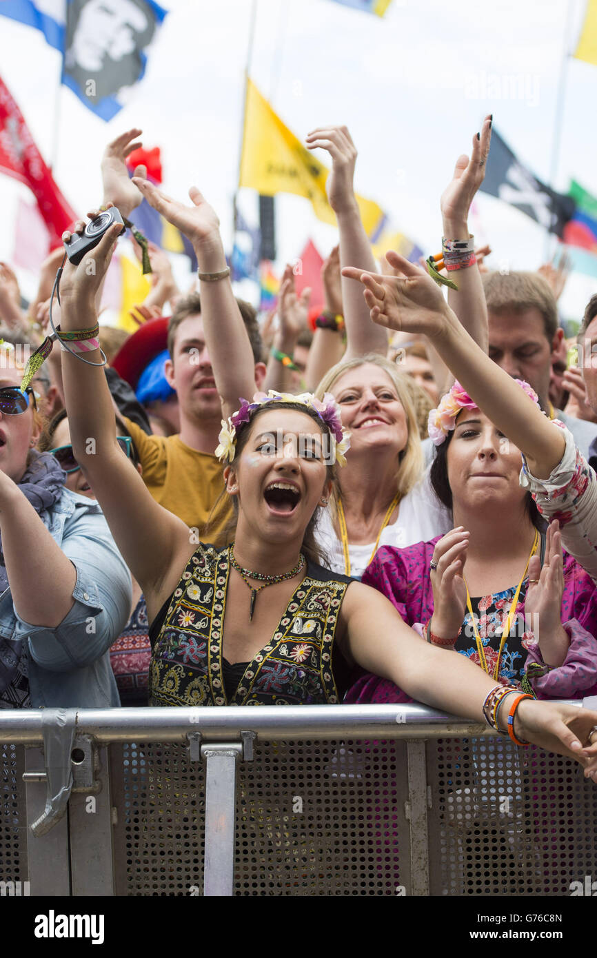 Fans watch dolly parton performing glastonbury festival hi-res stock ...
