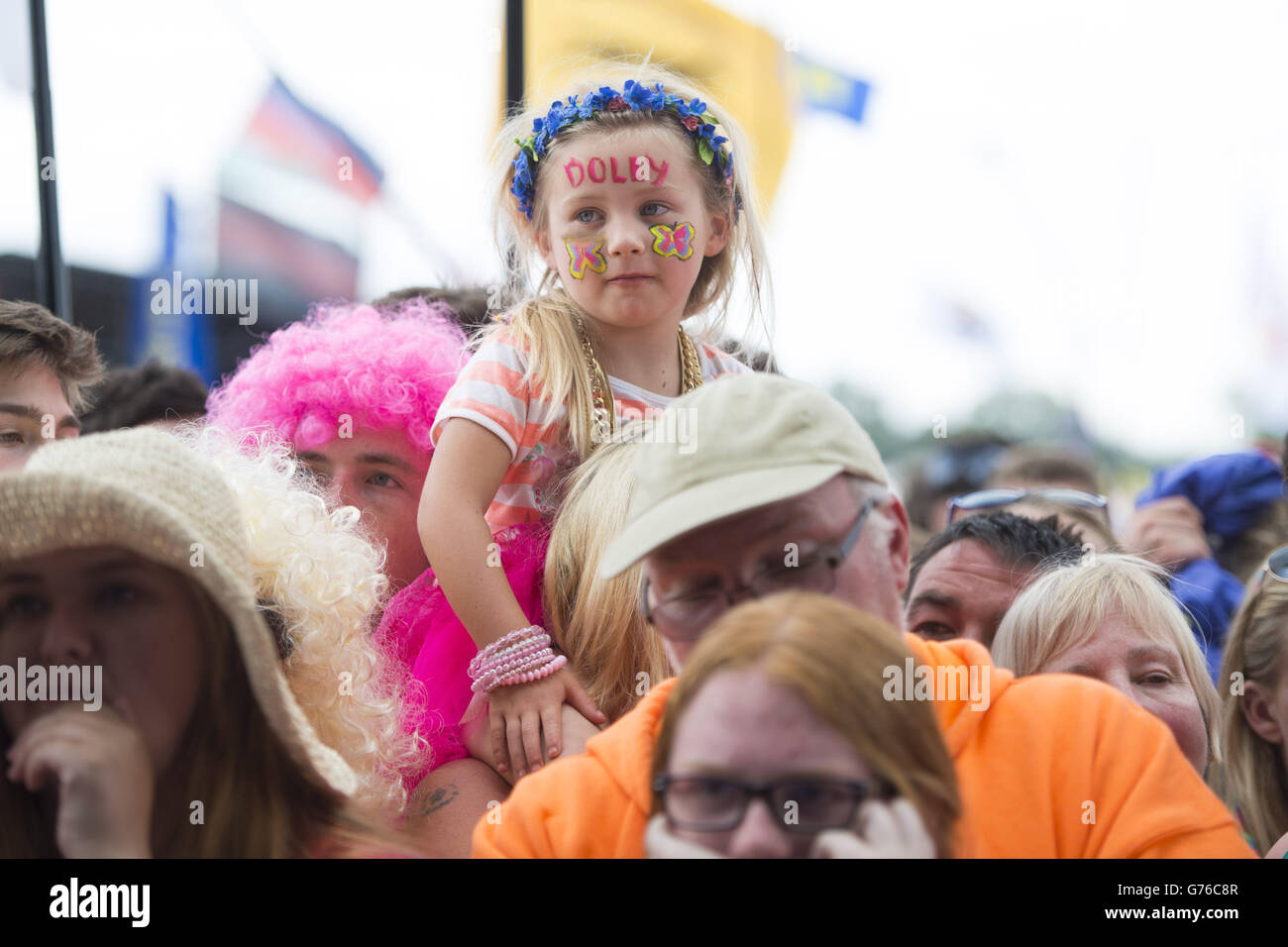 Fans watch dolly parton performing glastonbury festival hi-res stock ...