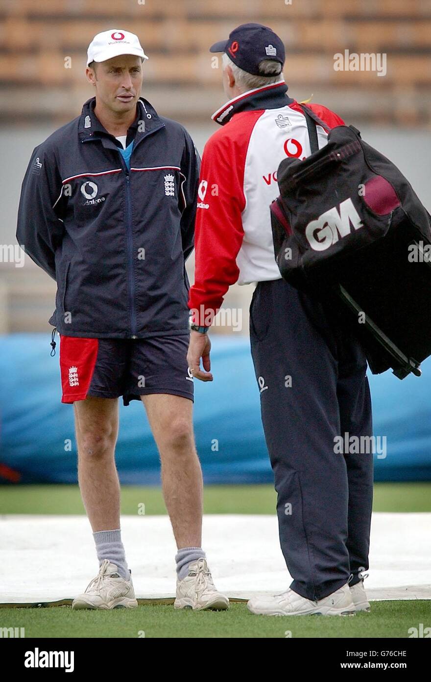 England skipper Nasser Hussain (left) speaks with coach Duncan Fletcher ...