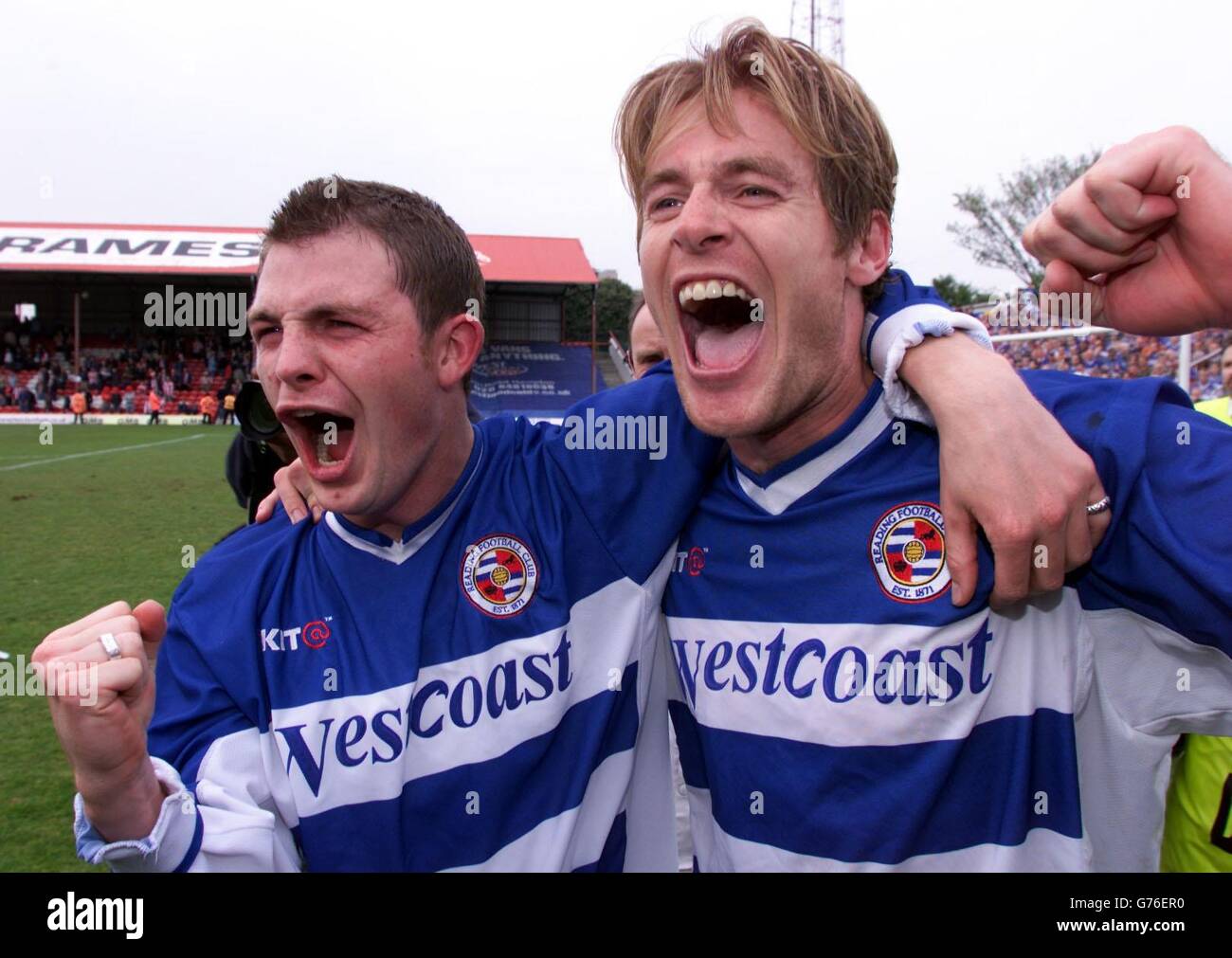 Reading's goalscorer Jamie Cureton (L) celebrates promotion with team ...