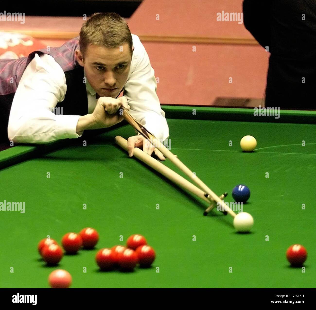 Stephen Hendry in action against Shaun Murphy during their first round ...
