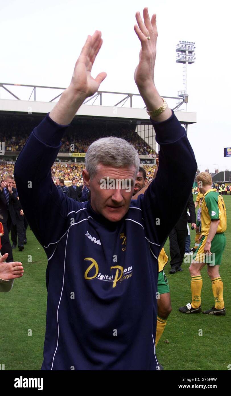 Sport football manager clapping celebrating hi-res stock photography ...