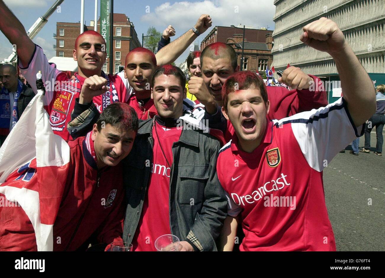 Chelsea fans outside the millennium stadium hi-res stock photography ...