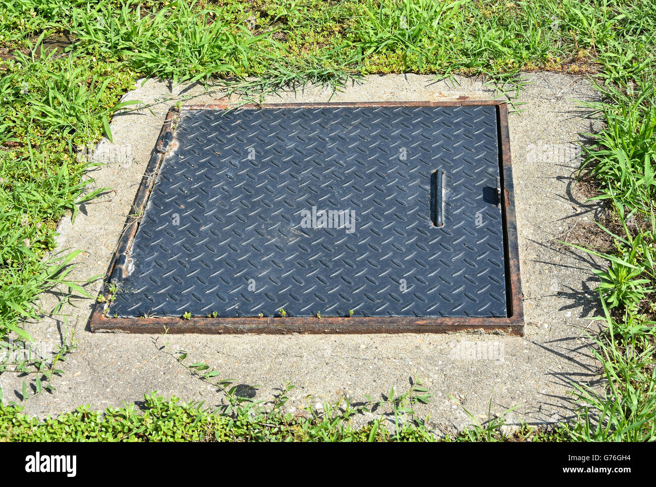 Green manhole hi-res stock photography and images - Alamy