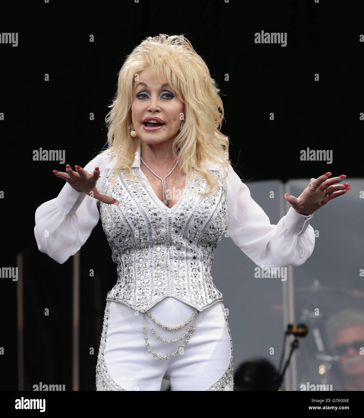 Dolly Parton performing on the Pyramid Stage at the Glastonbury ...