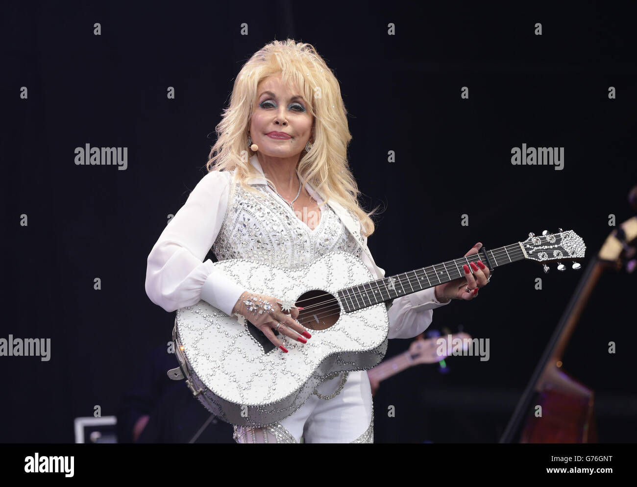 Dolly parton performing on pyramid stage glastonbury festival hi-res ...
