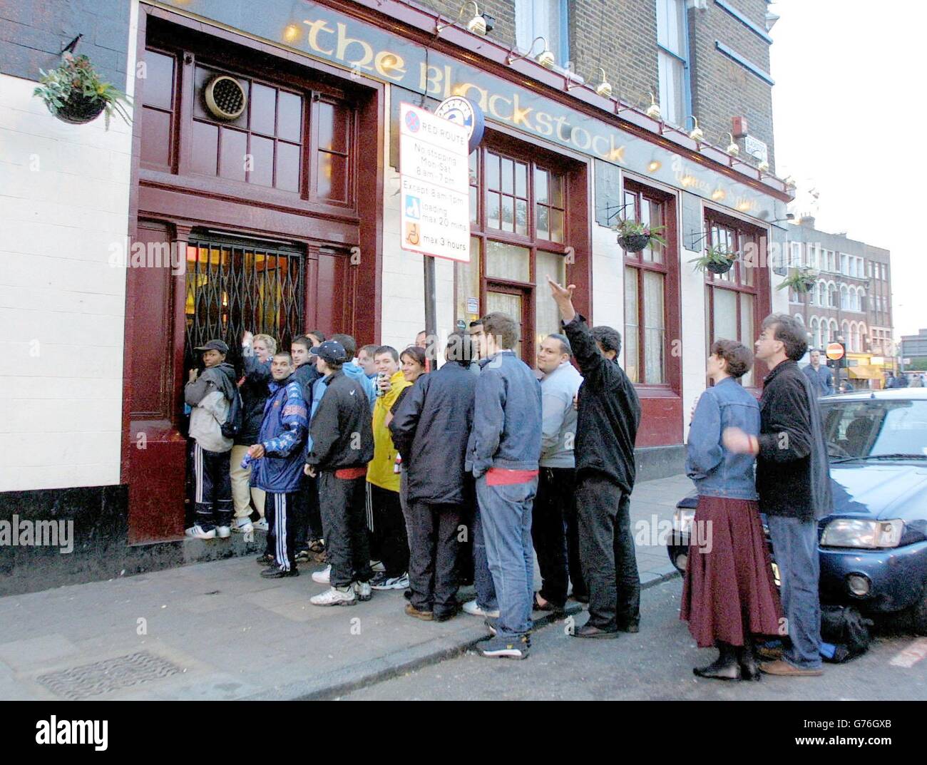 Packed pub hi-res stock photography and images - Alamy