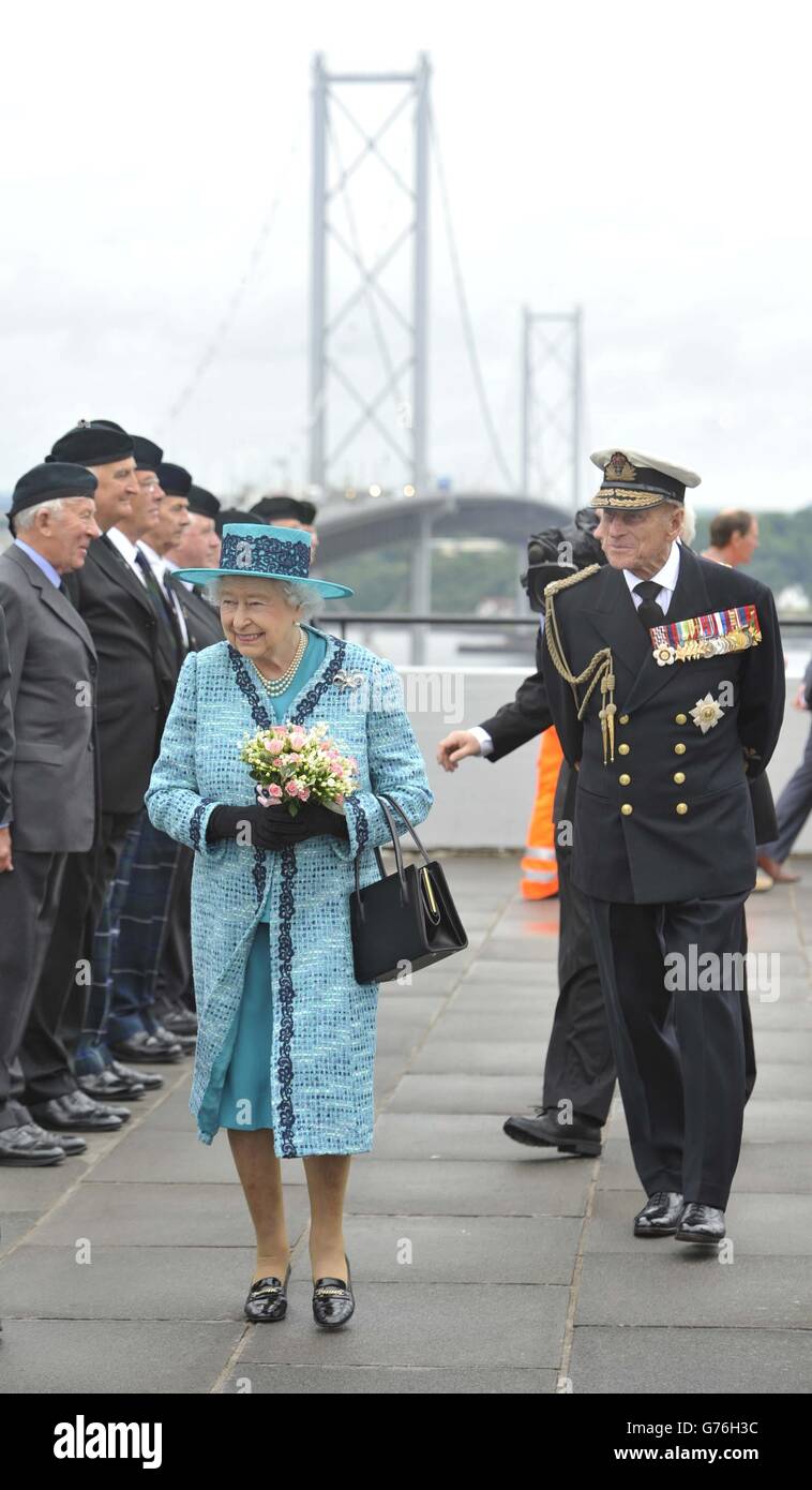 Queen Elizabeth II meets soldiers from The Queen's Own Cameron ...