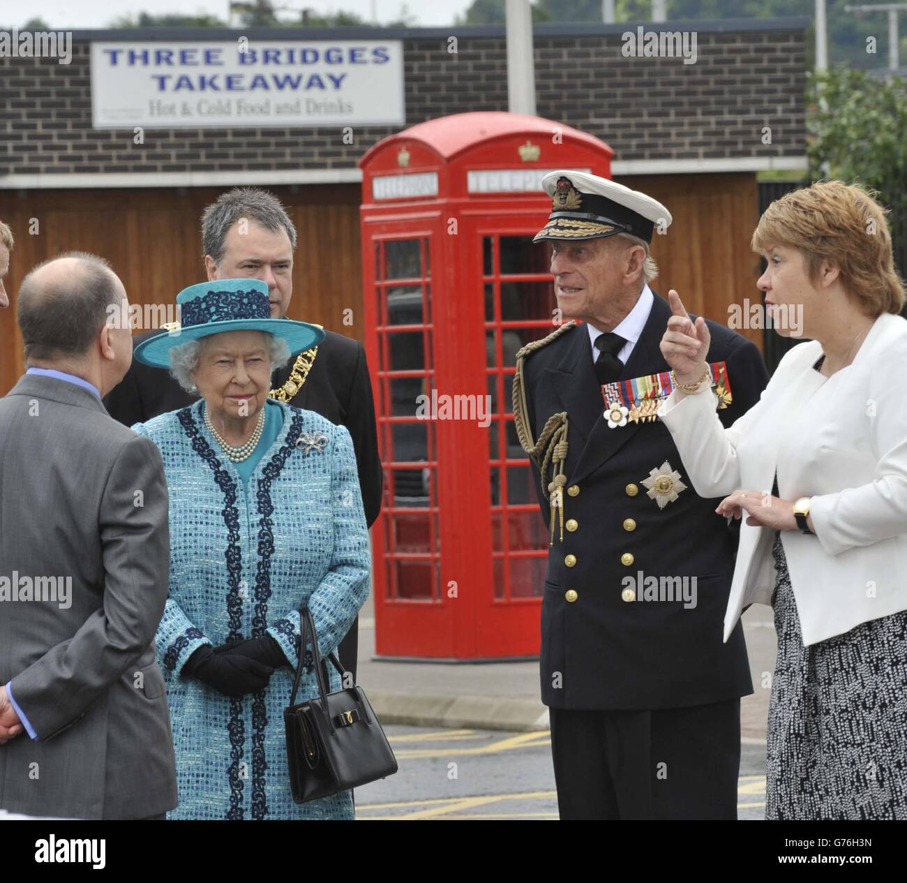 Queen Elizabeth II meets soldiers from The Queen's Own Cameron ...