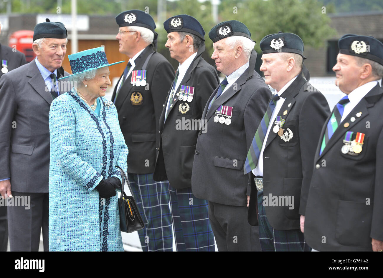 Queen Elizabeth II meets soldiers from The Queen's Own Cameron ...