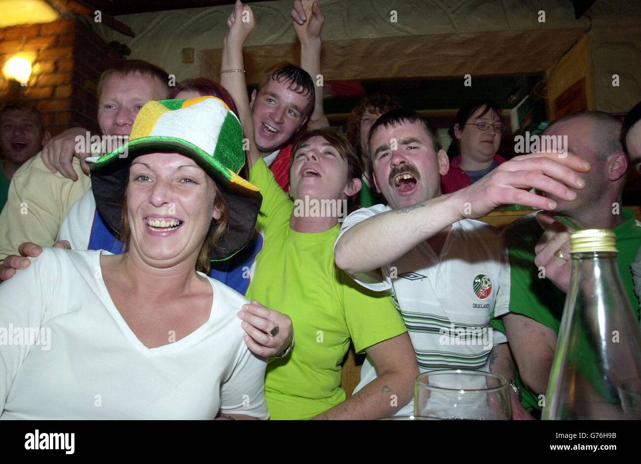 Ireland fans at Tavern in Cork Stock Photo - Alamy