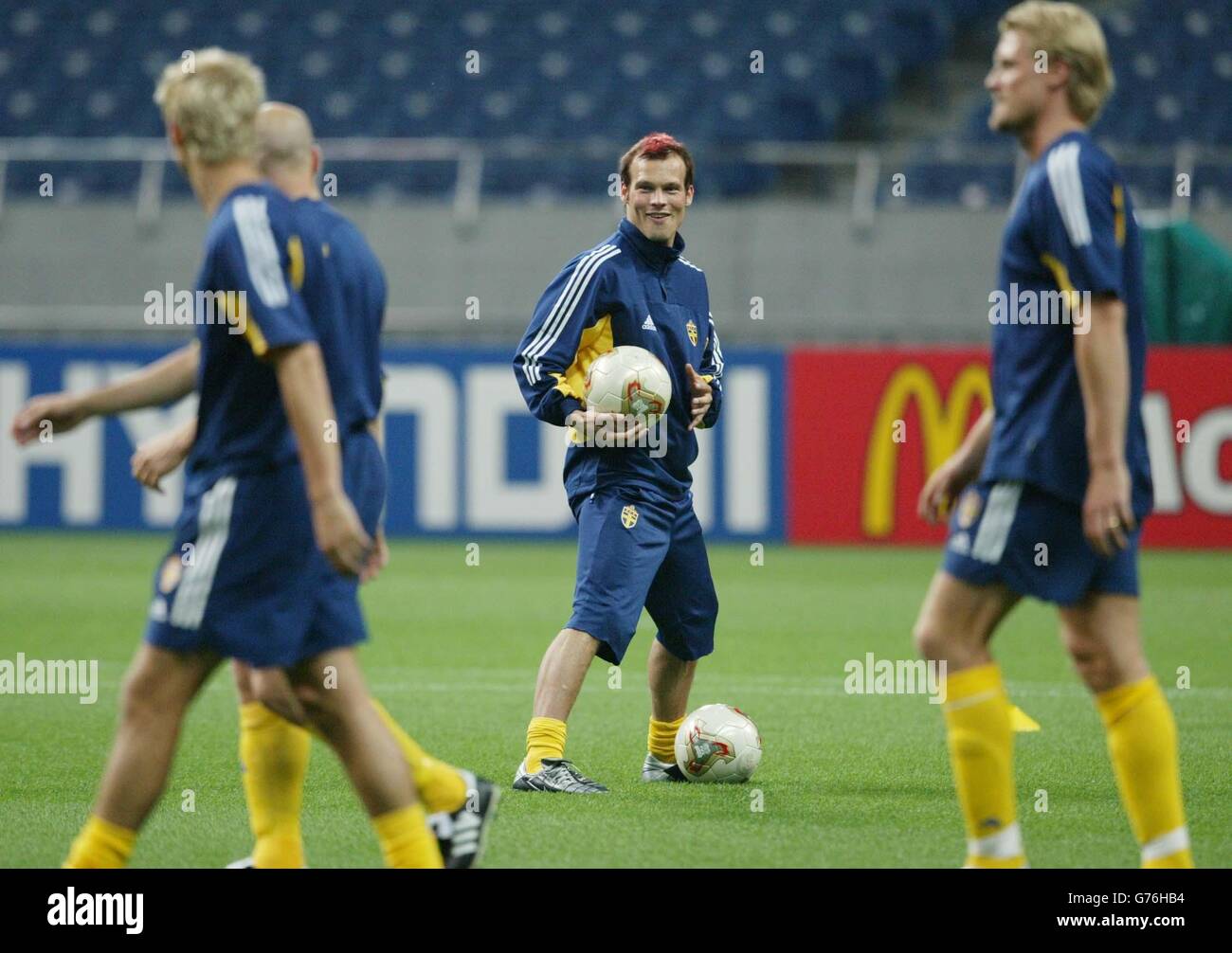 Football smiling training fifa world cup 2002 freddie ljungberg hi-res ...