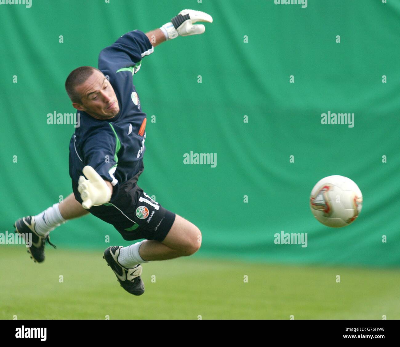 Sport football fifa world cup 2002 dean kiely hi-res stock photography ...