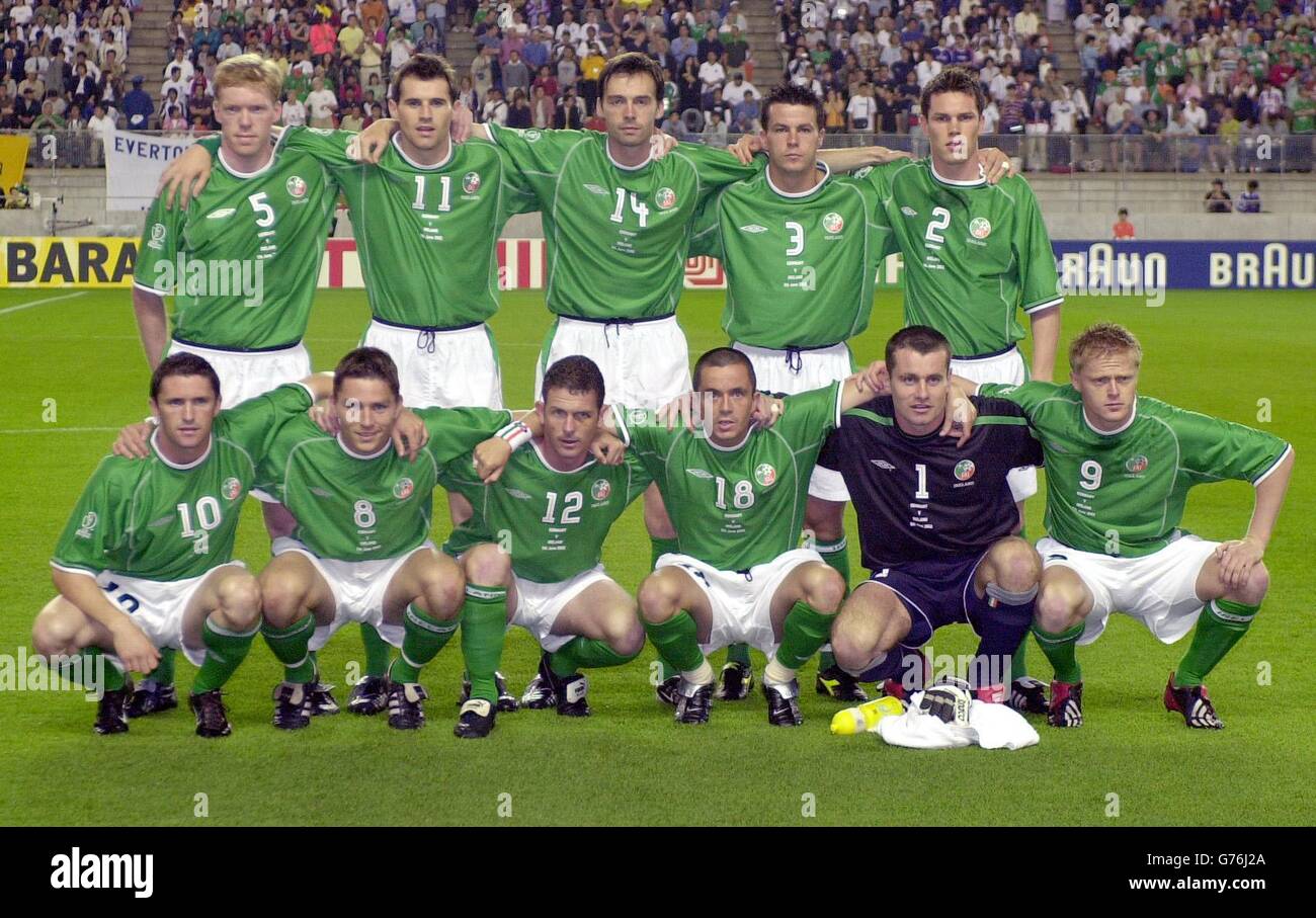 Republic of Ireland starting line-up (front row L-R) Robbie Keane, Matt ...