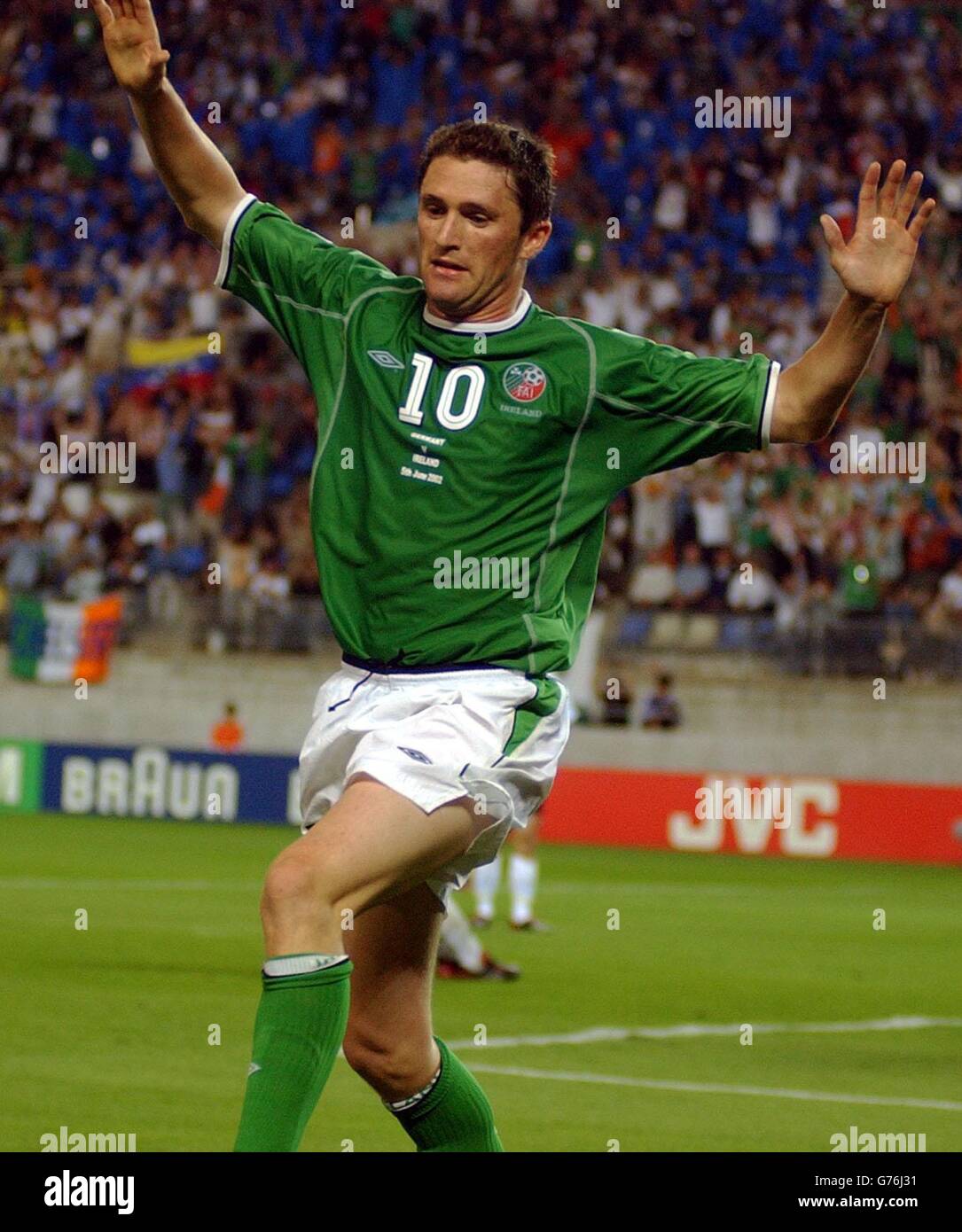 Robbie Keane celebrates scoring the last minute equalizer during the ...