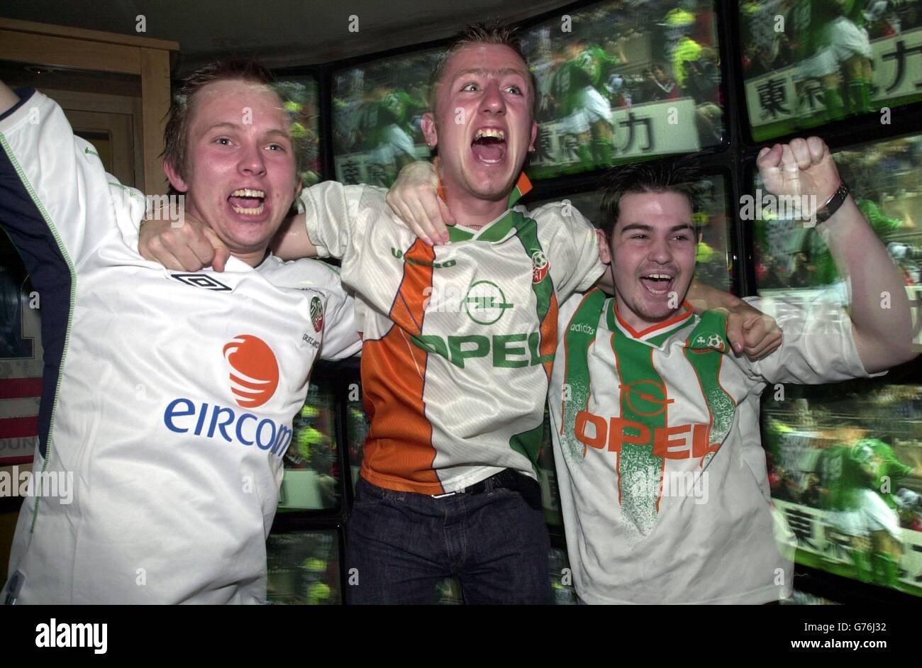 Sport football celebrating fans fifa world cup 2002 hi-res stock ...