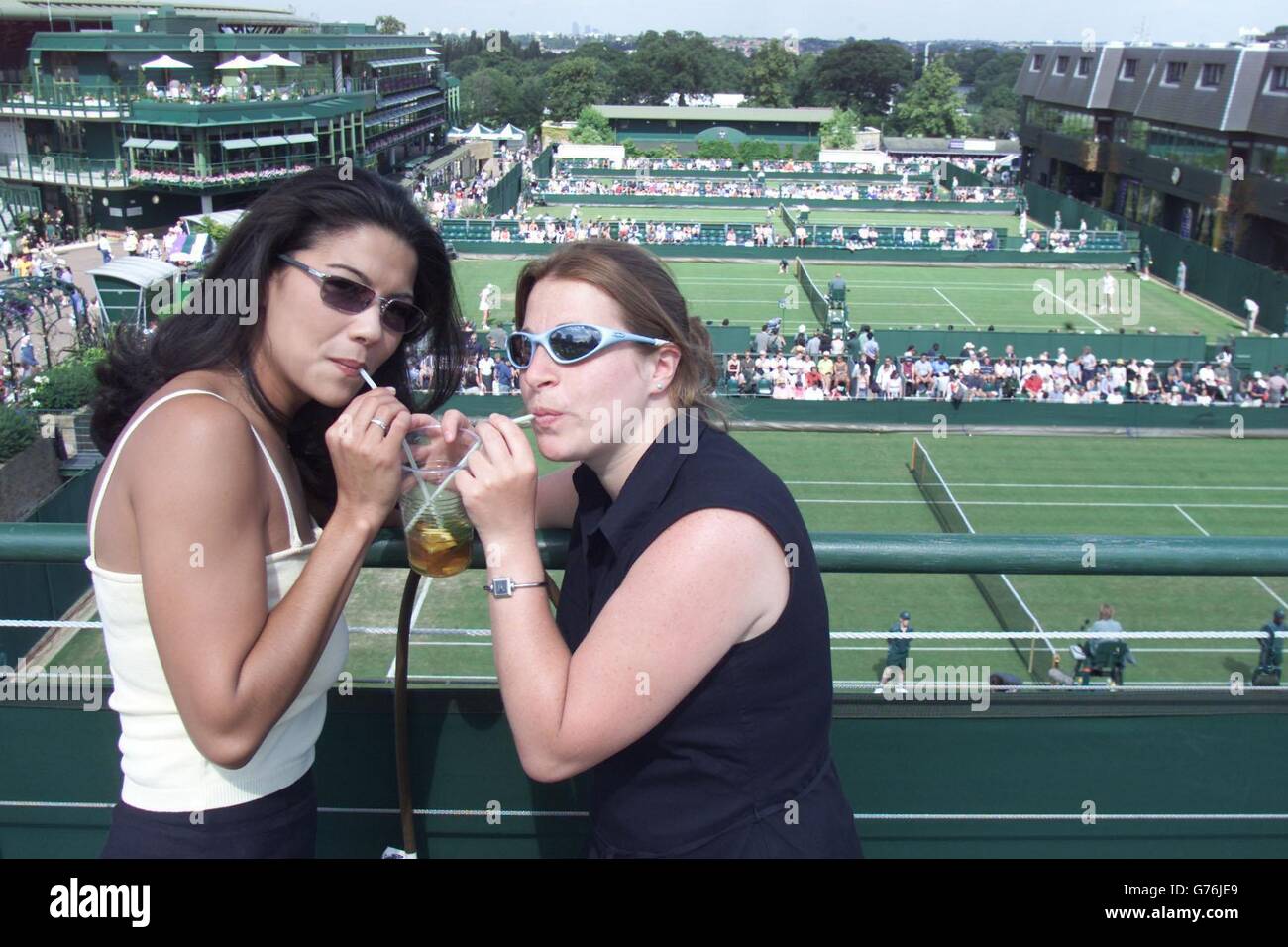 Tennis fans Christina Elliott & Sarah Cade (R Stock Photo - Alamy