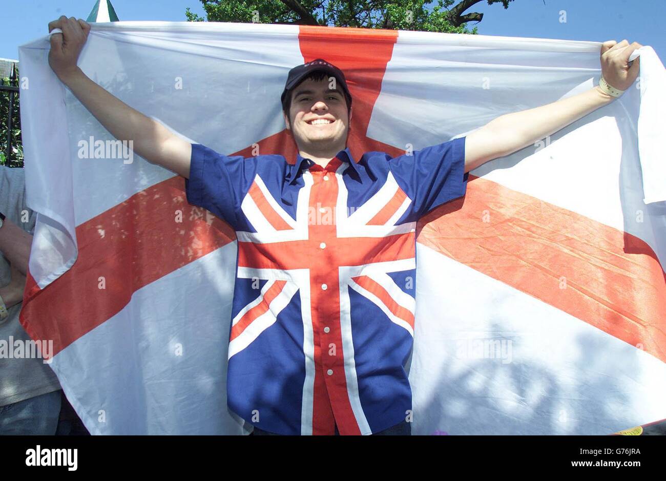 Matthew Cullen from Cambridge shows his support for Britain's tennis ...