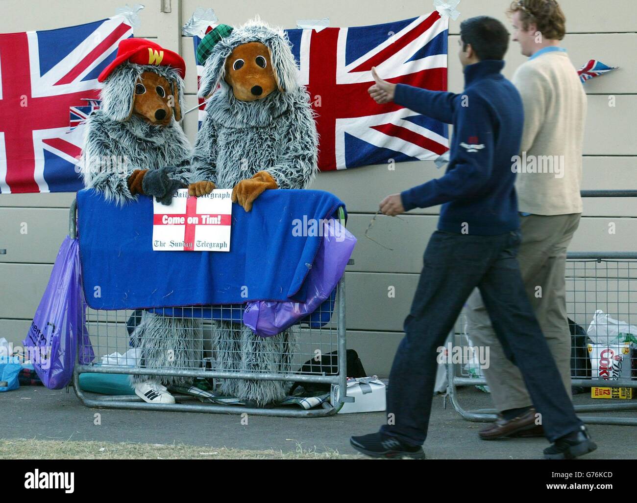 Wimbledon 2002 womble fans hi-res stock photography and images - Alamy