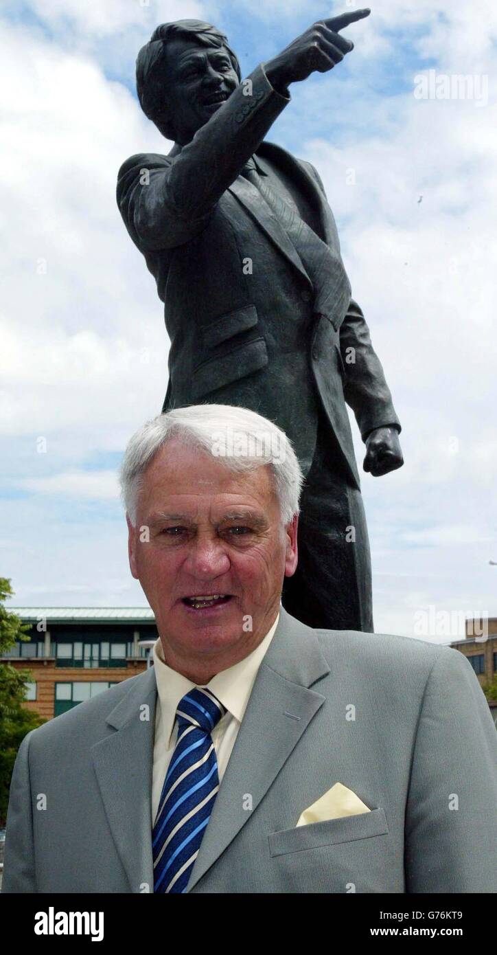 Newcastle FC manager Sir Bobby Robson with a statue of himself he ...
