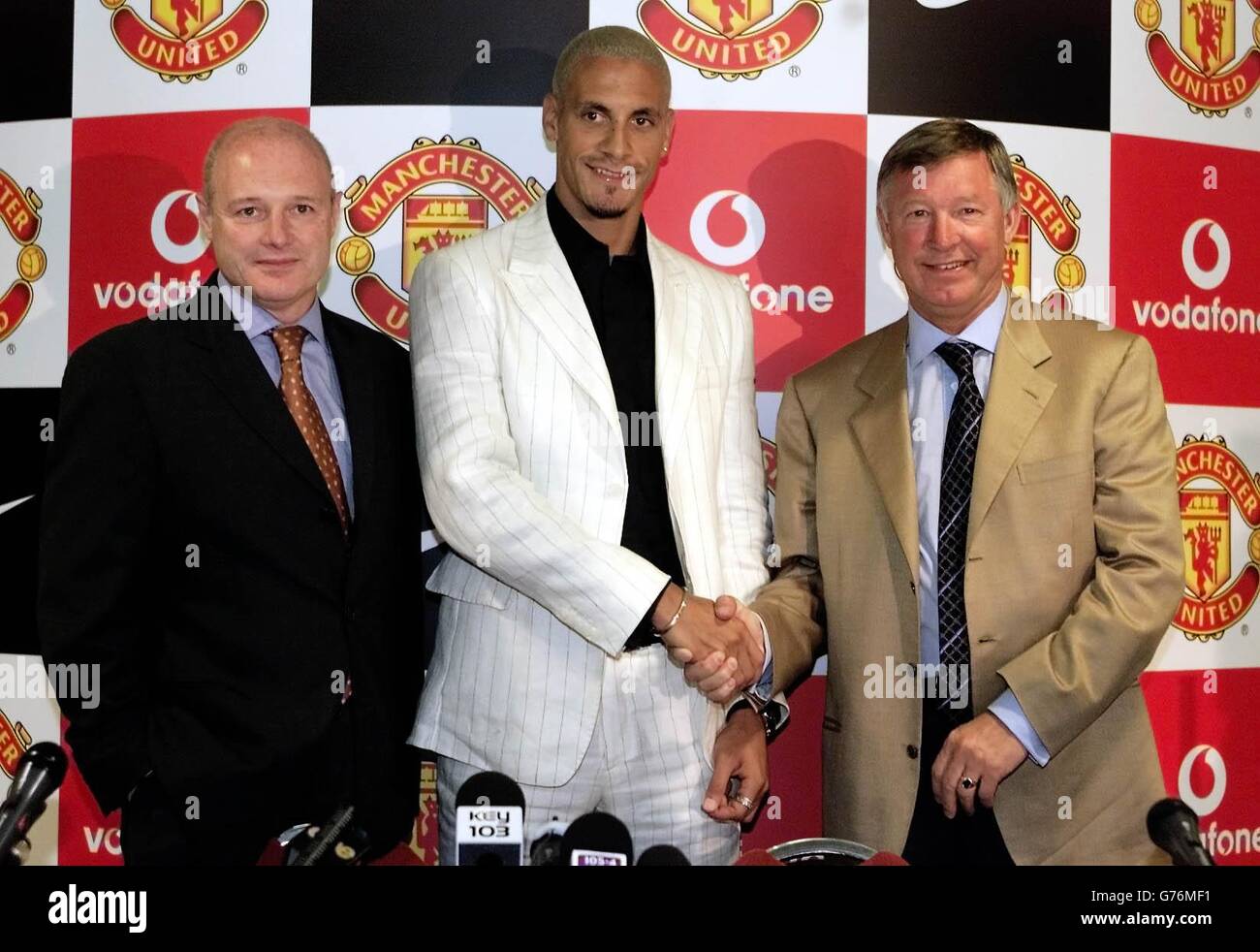 Manchester United's new signing Rio Ferdinard stands with club Chief ...