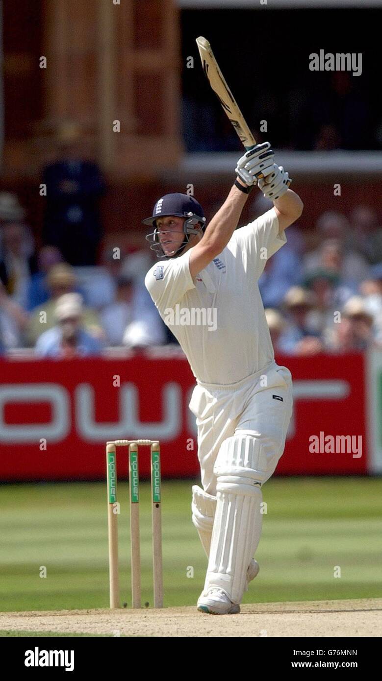 Sport cricket action batting andrew flintoff hi-res stock photography ...