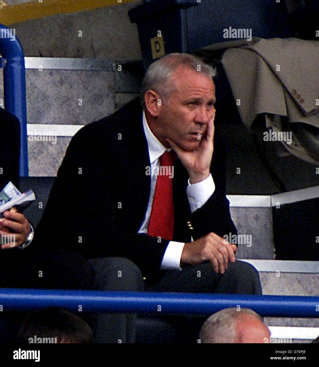Sunderland boss Peter Reid watches his side against Blackburn Rovers ...
