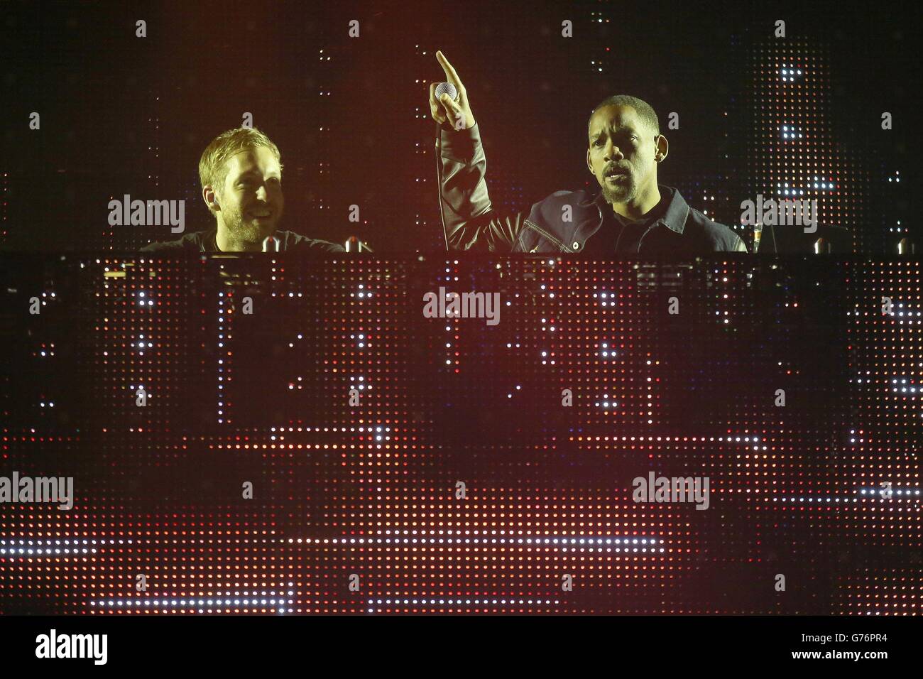 Actor Will Smith joins Calvin Harris on the main stage as they DJ at ...