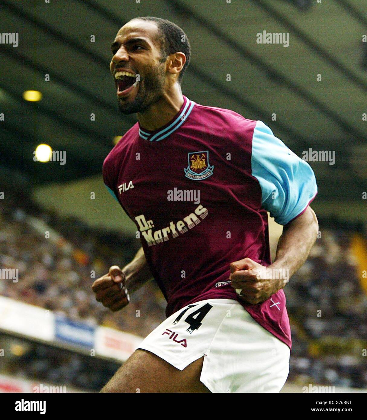 Sport football celebrating frederic kanoute hi-res stock photography ...