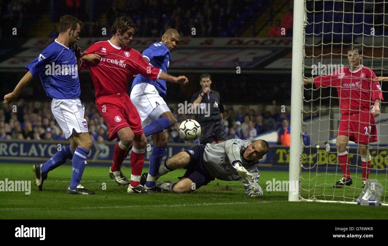 Middlesbrough goalkeeper Mark Schwarzer with Ipswich Town's Marcus Bent ...