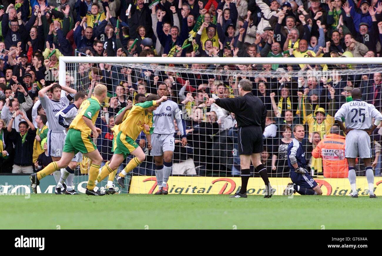 Action sport football celebrating mark rivers hi-res stock photography ...