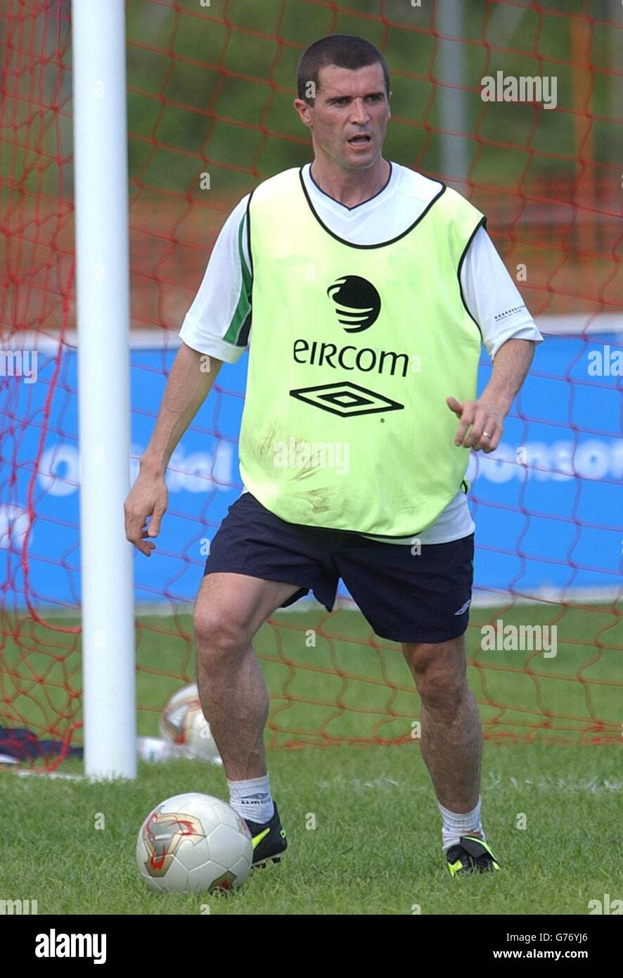 Sport football training action roy keane hi-res stock photography and ...