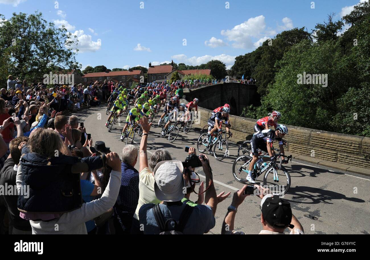The leading riders pass over bridge in west tanfield hi-res stock ...