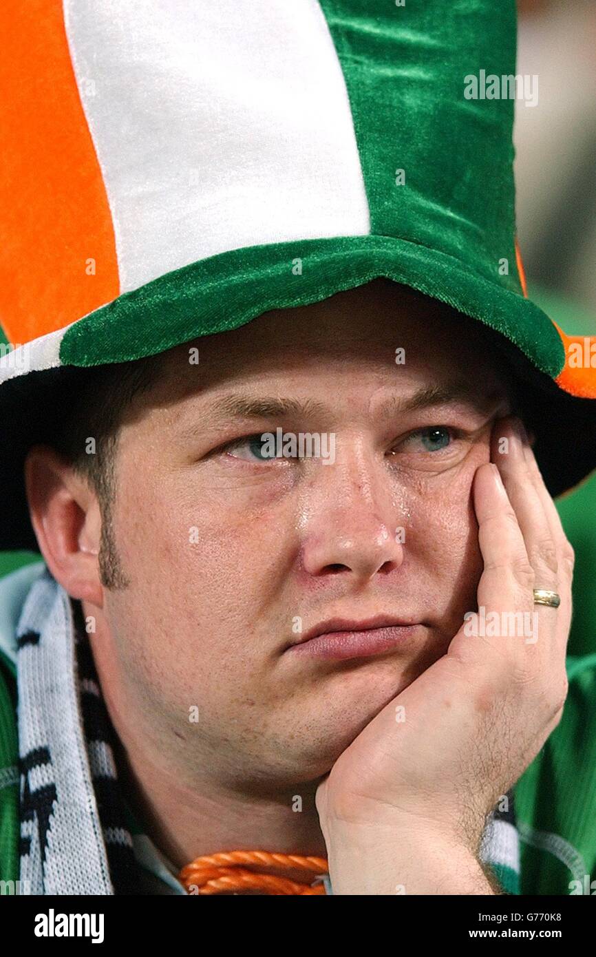 Sport football fan supporter dejected hi-res stock photography and ...
