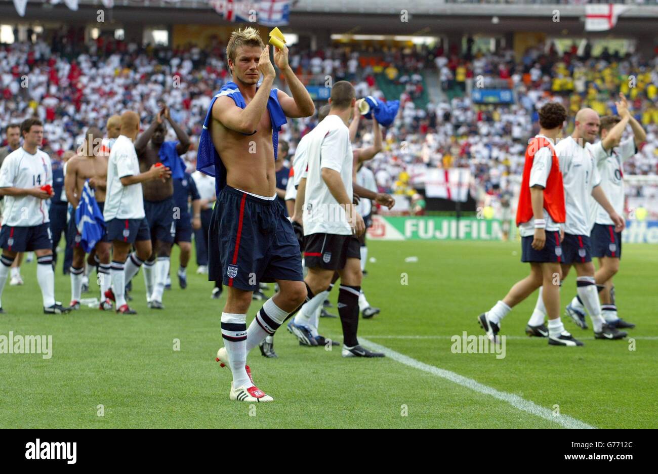 David beckham england 2002 japan hi-res stock photography and images ...