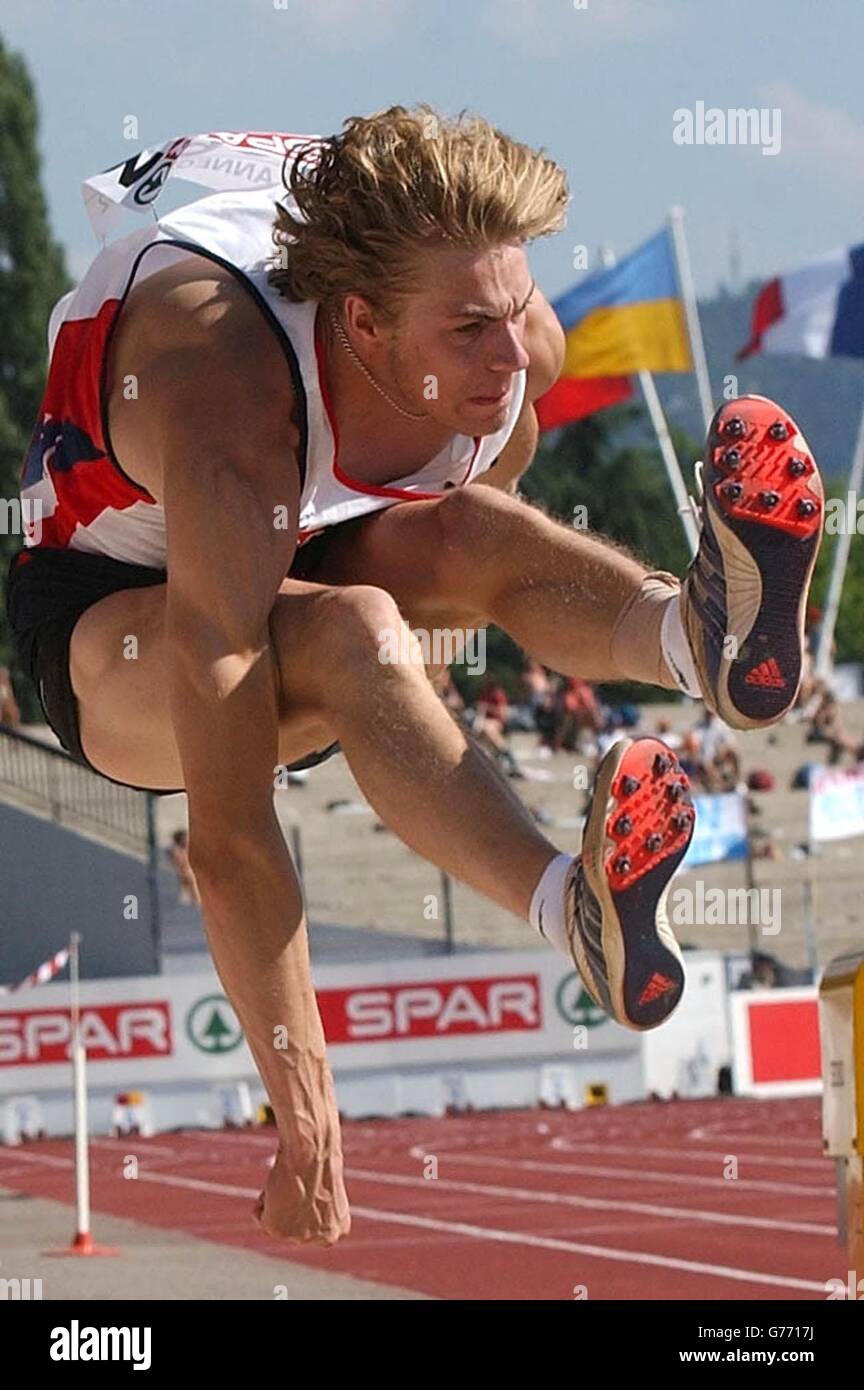 Chris Tomlinson of Great Britain, takes the lead in the men's Long Jump ...