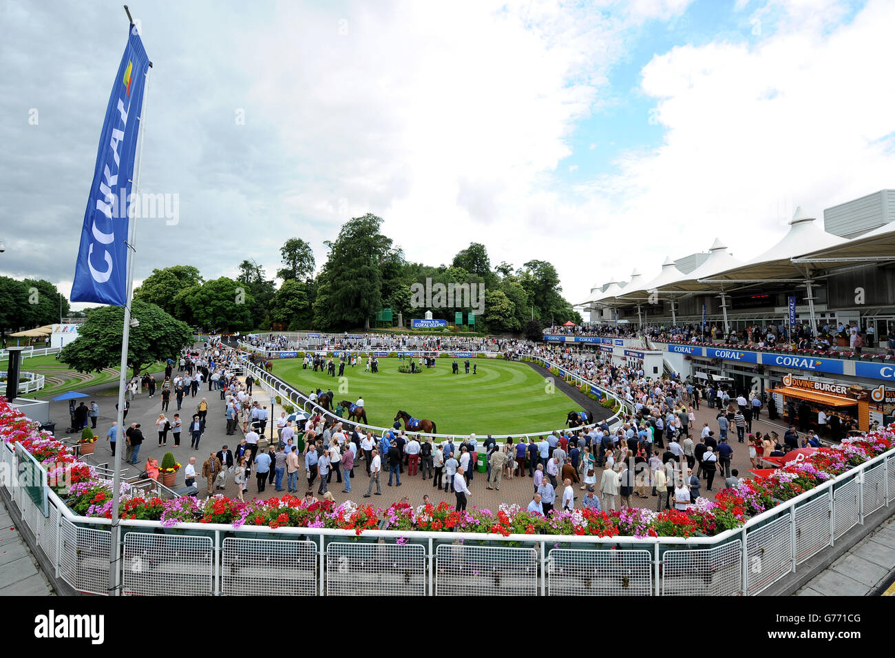 Races sign signage hi-res stock photography and images - Alamy