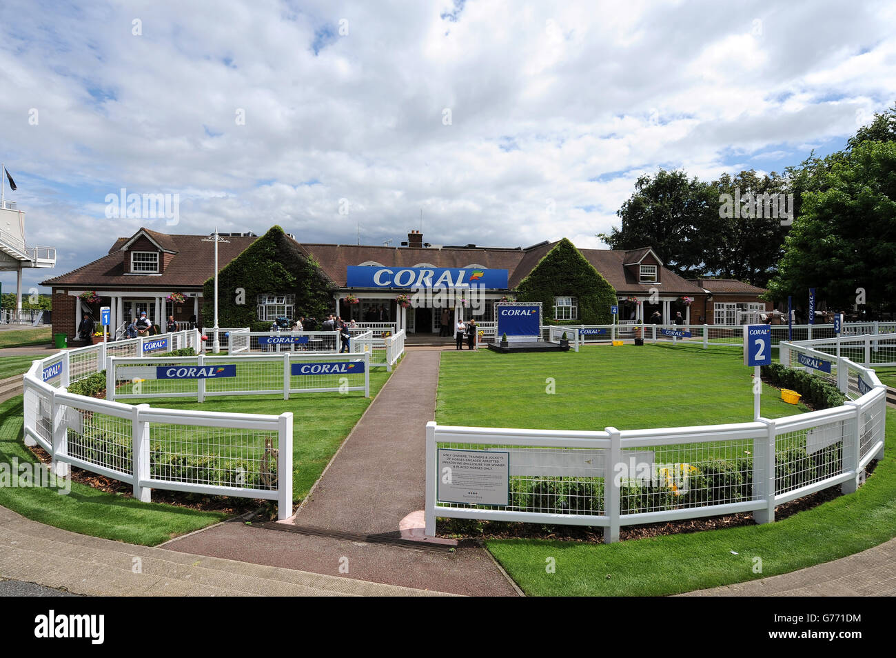 Races sign signage hi-res stock photography and images - Alamy