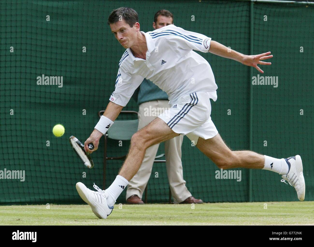 Sport tennis wimbledon 2002 action tim henman hi-res stock photography ...