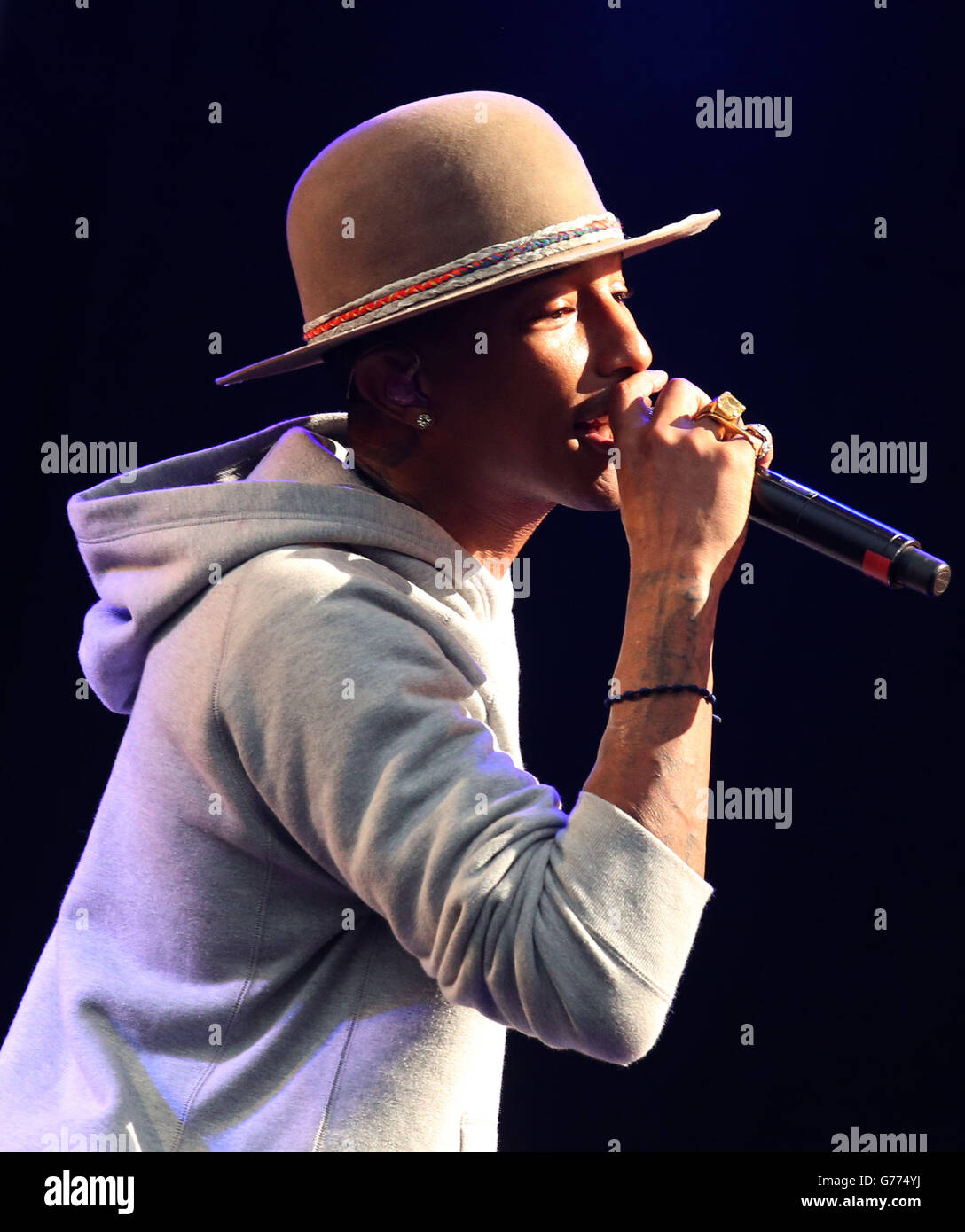 Half length mid mangys live on stage hi-res stock photography and ...