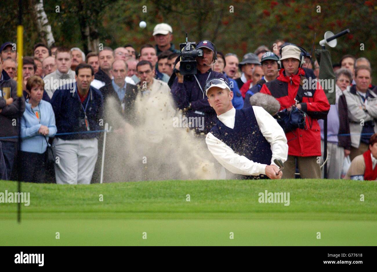 USA's David Duval watches his bunker shot to the first green during ...